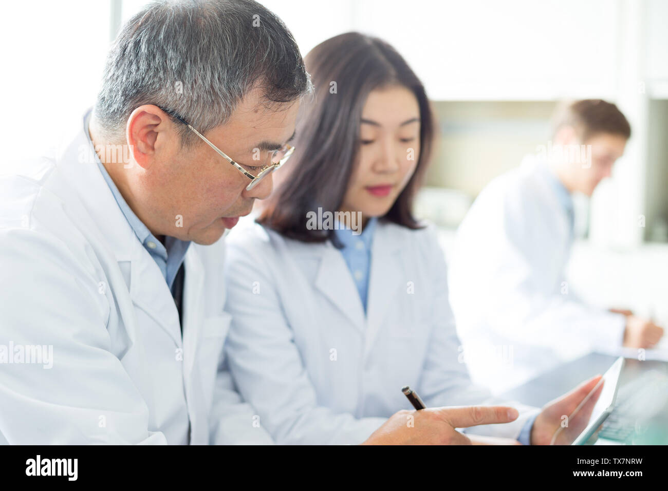 people doing chemical experiment in modern lab Stock Photo - Alamy