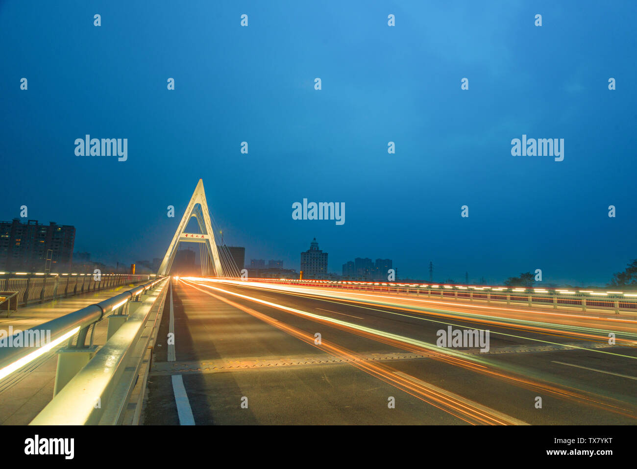 Metropolis bridge hi-res stock photography and images - Alamy