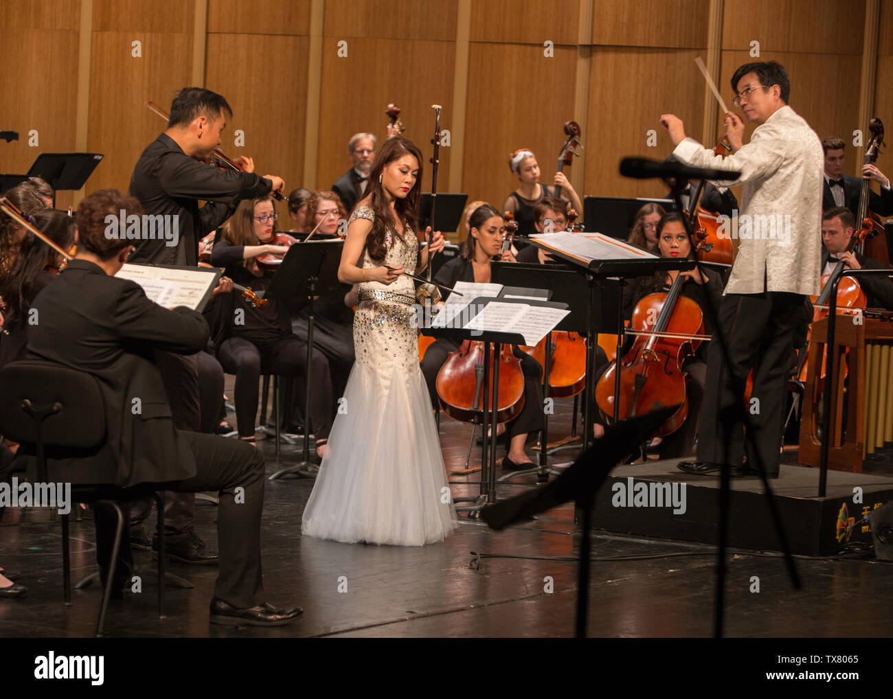Erhu and violin ensemble Stock Photo - Alamy