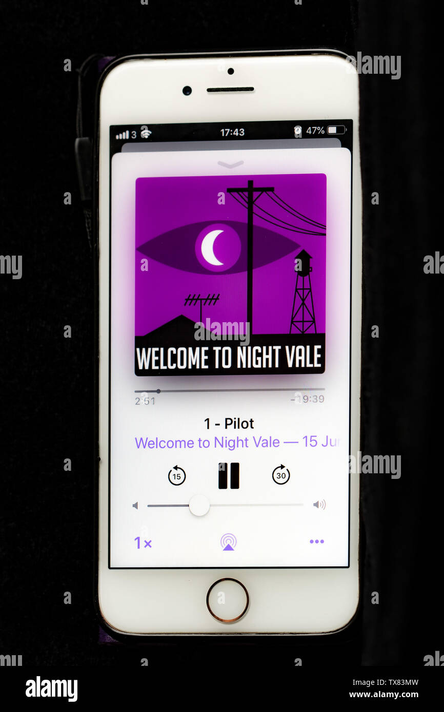 Listen podcast hi-res stock photography and images - Alamy