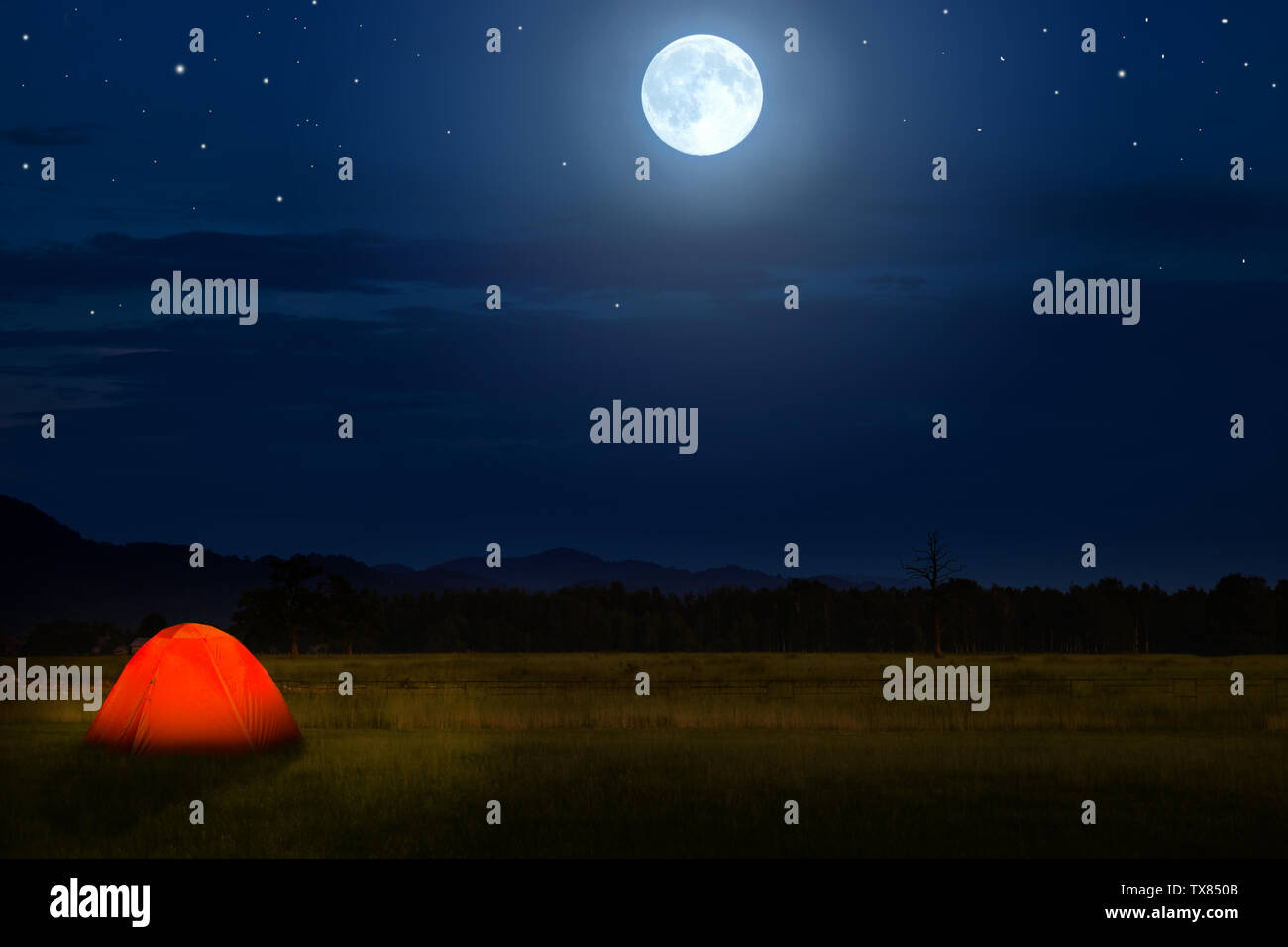 Campfire full moon hi-res stock photography and images - Alamy