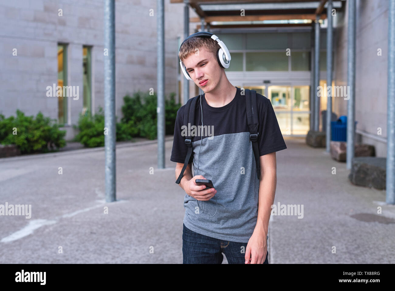 Student sad outside school hi-res stock photography and images - Alamy