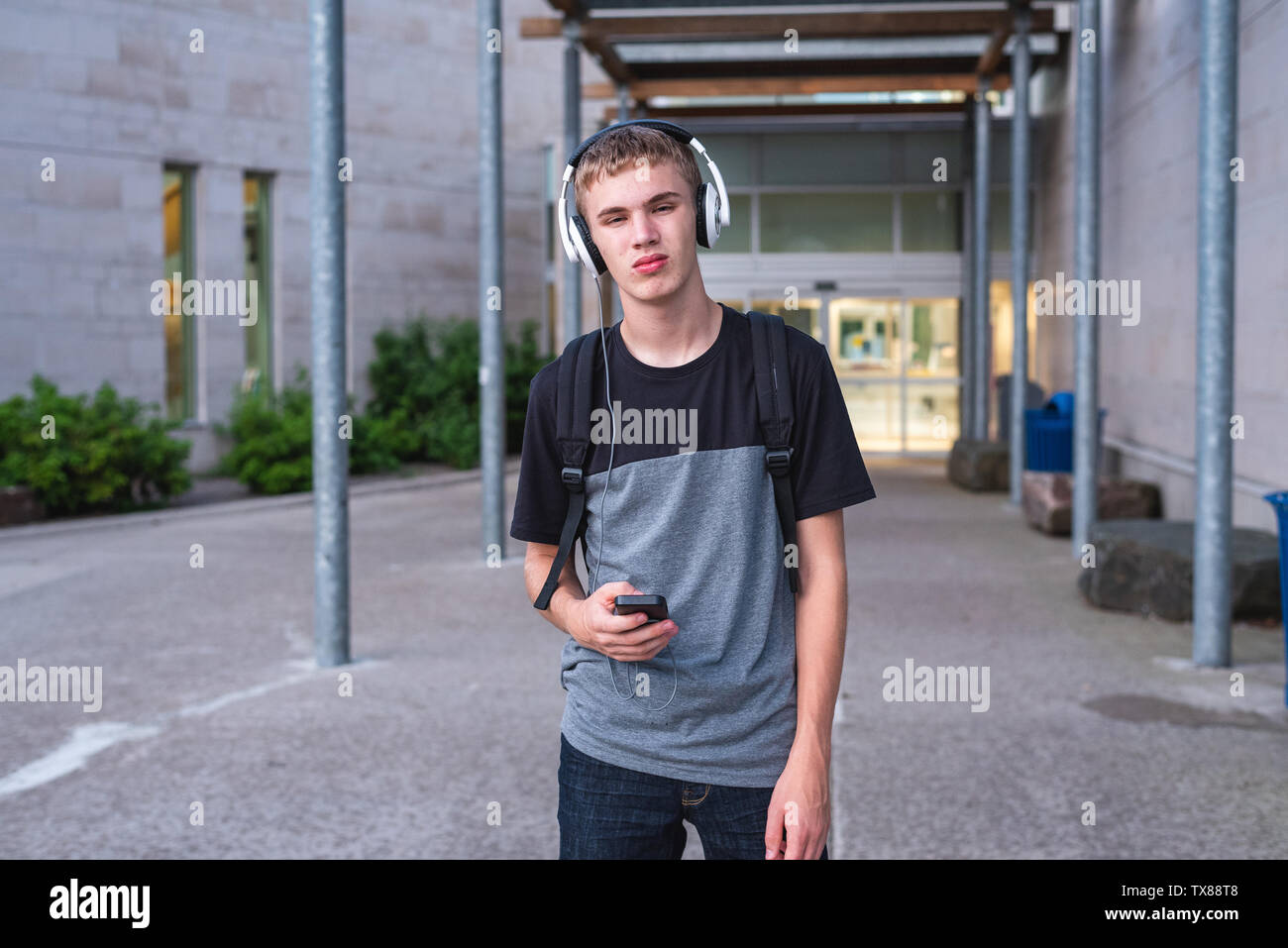 Student sad outside school hi-res stock photography and images - Alamy