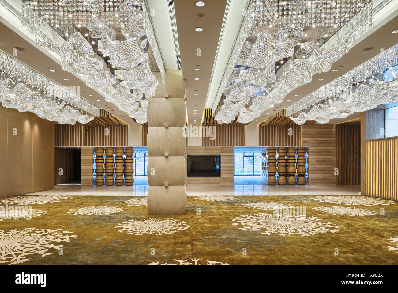 Dragon in bathtub hi-res stock photography and images - Alamy