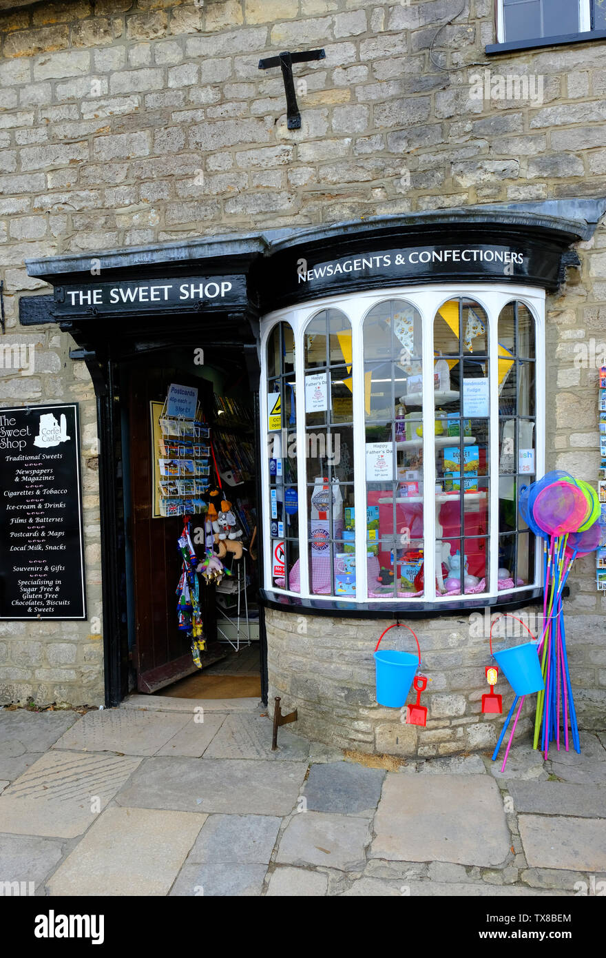 Old fashioned castle door hi-res stock photography and images - Alamy