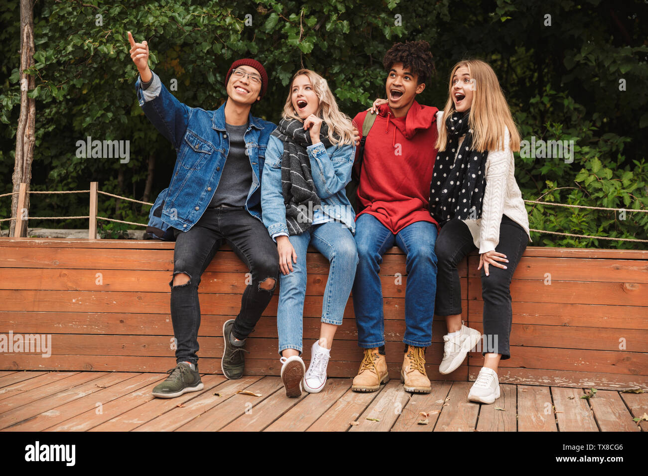 Teenagers park hanging out talking hi-res stock photography and images ...
