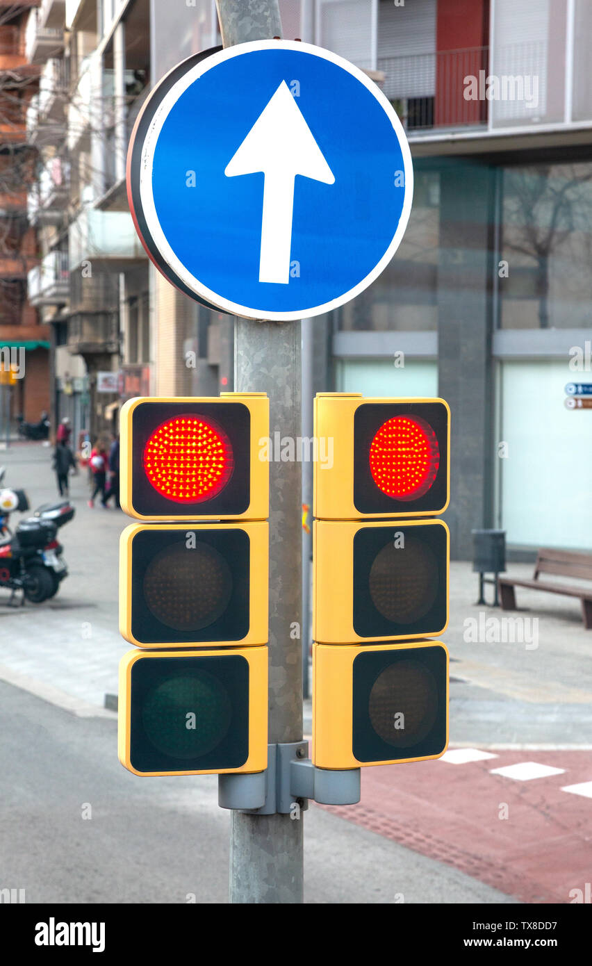 Traffic light showing red hi-res stock photography and images - Alamy