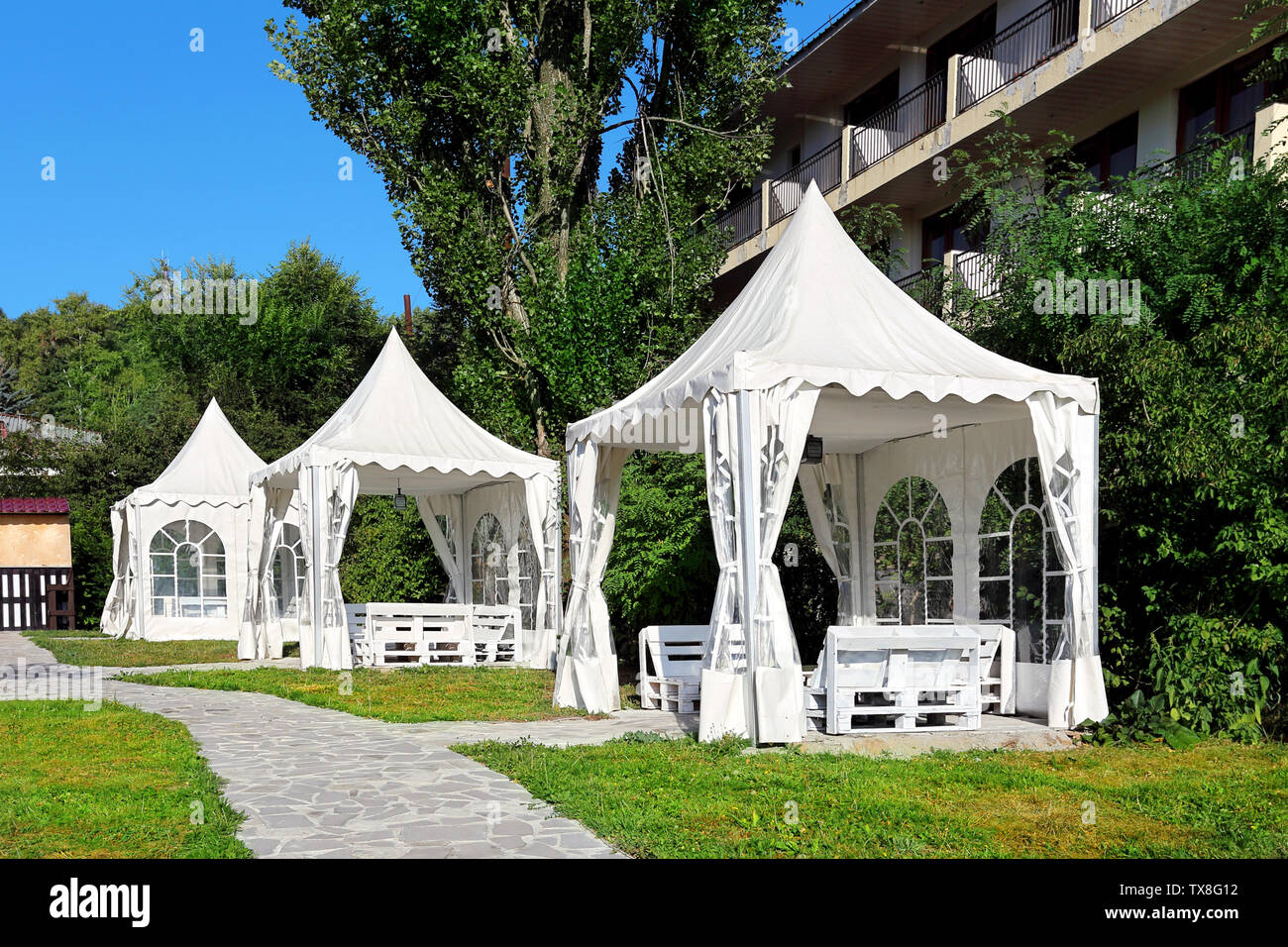 Cafe tents hi-res stock photography and images - Alamy