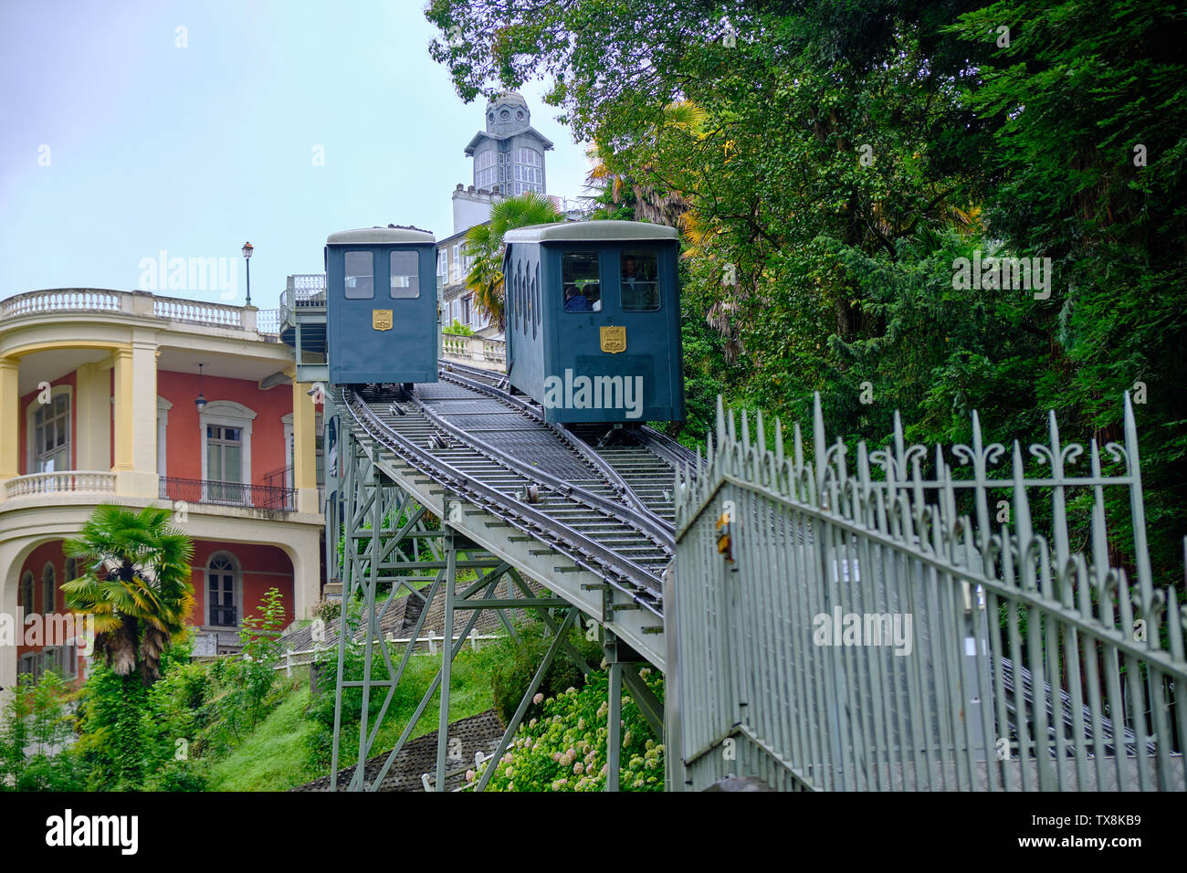 Car loop de loop hi-res stock photography and images - Alamy
