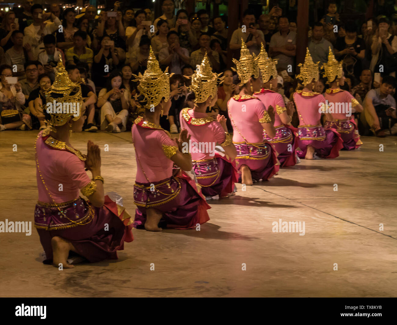 Thai traditional song and dance Stock Photo - Alamy