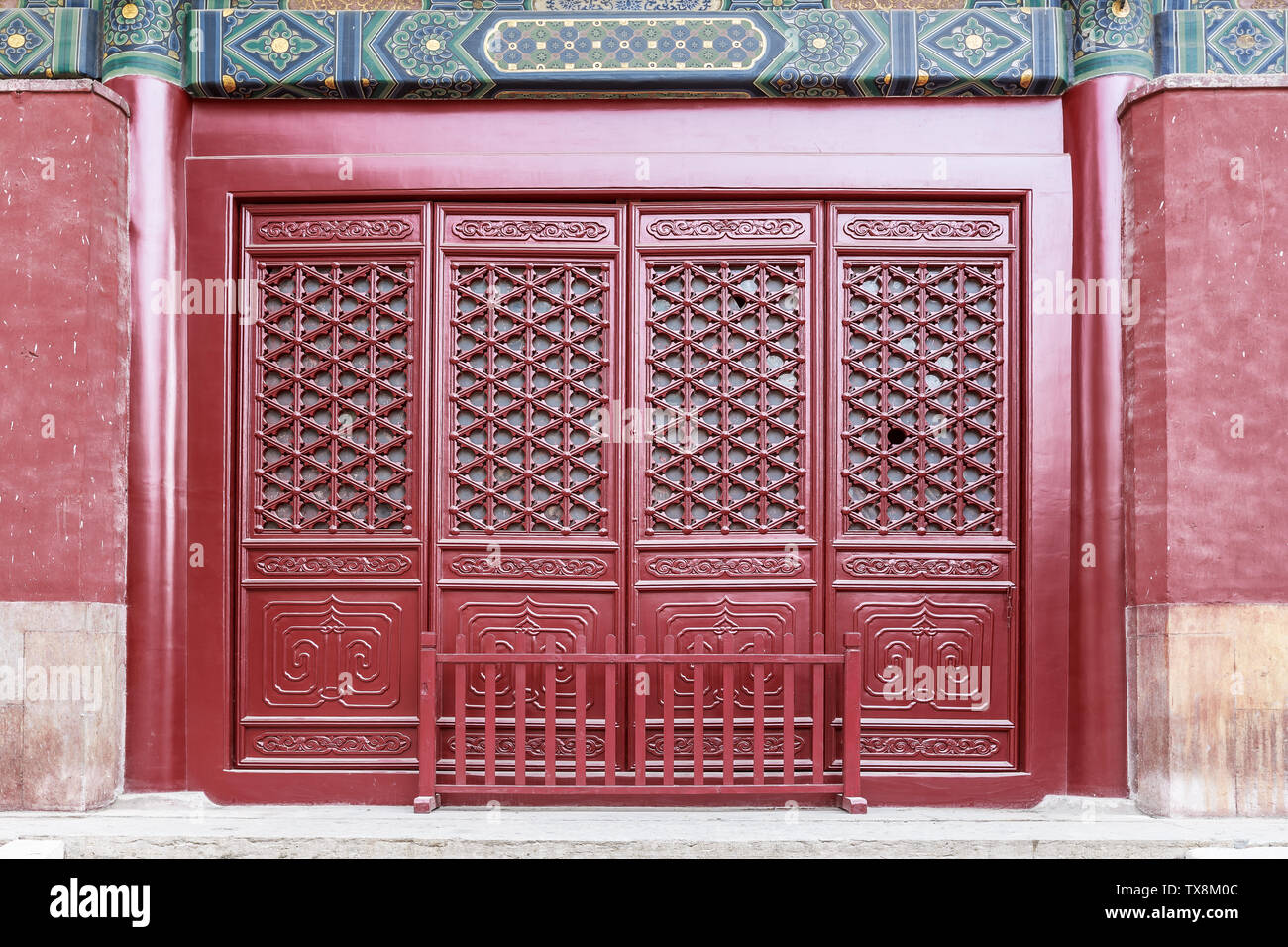Red Chinese doors and windows of Dai Temple Stock Photo - Alamy
