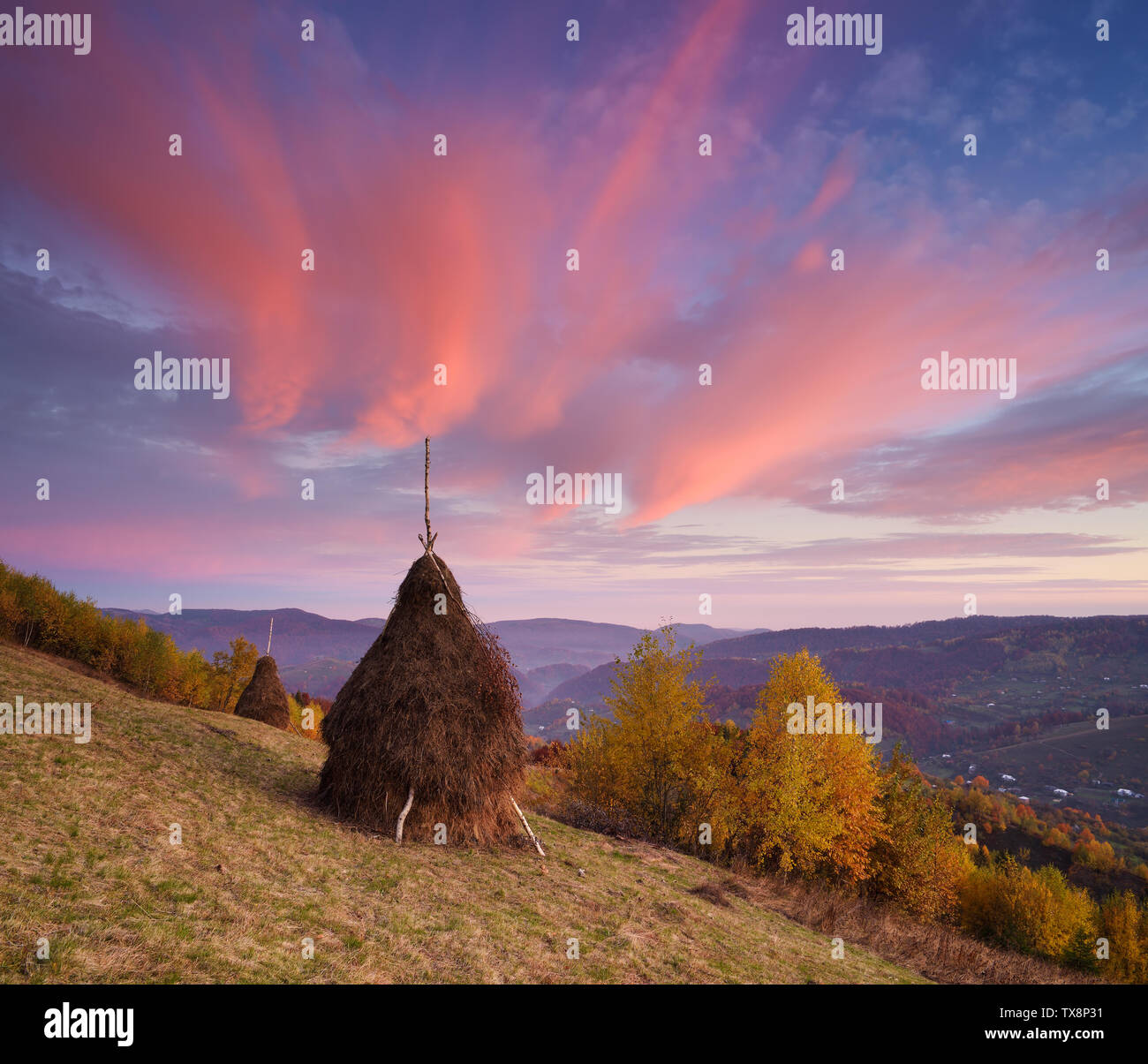 Stack hay mountain hi-res stock photography and images - Alamy