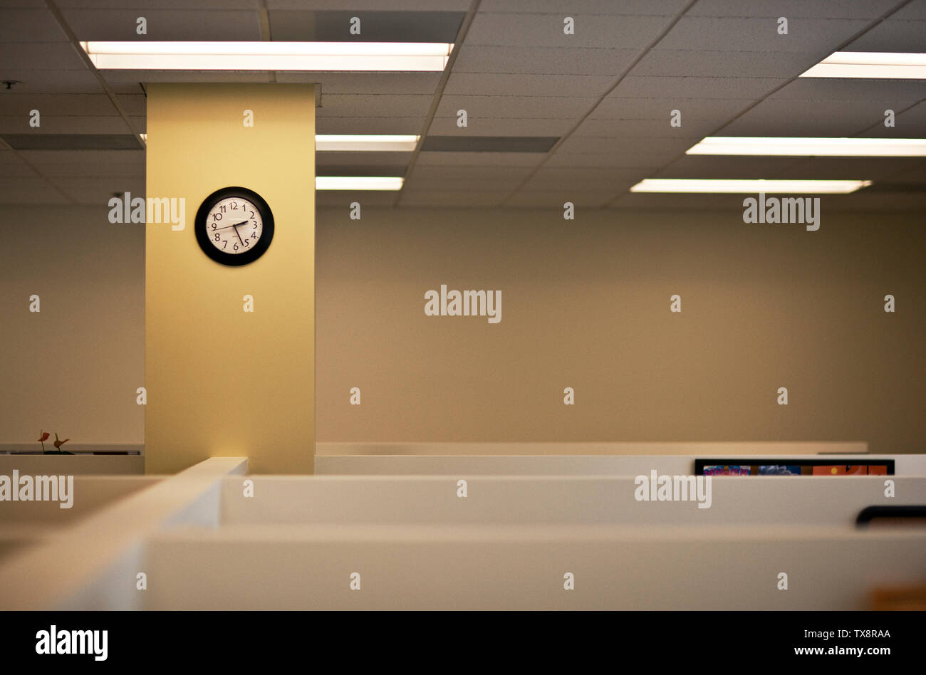 Empty cubicles office hi-res stock photography and images - Alamy