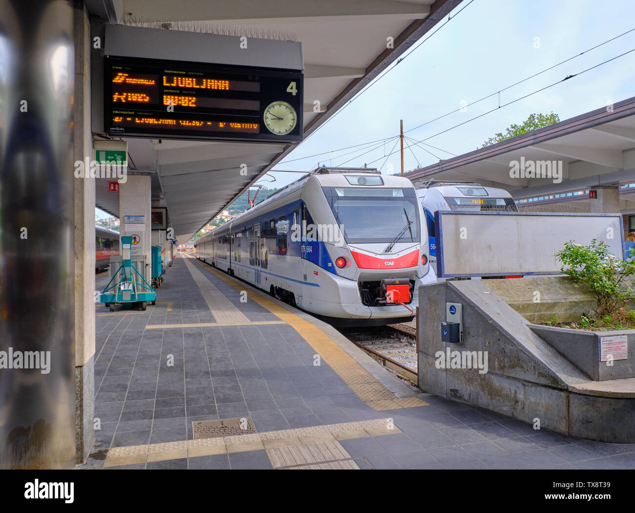 Elettro treno rapido hi-res stock photography and images - Alamy
