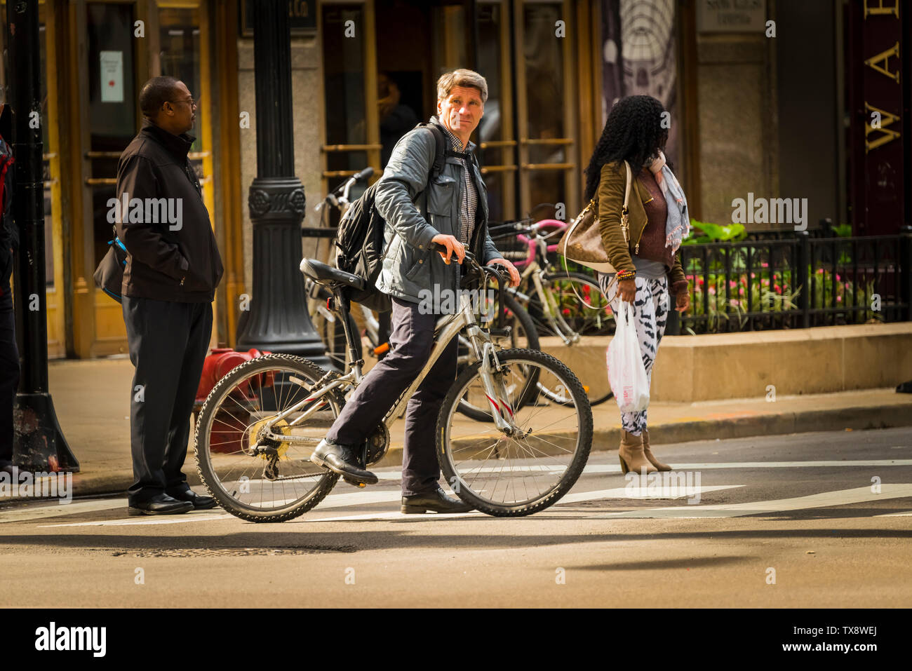 Traffic street downtown chicago pedestrian hi-res stock photography and ...
