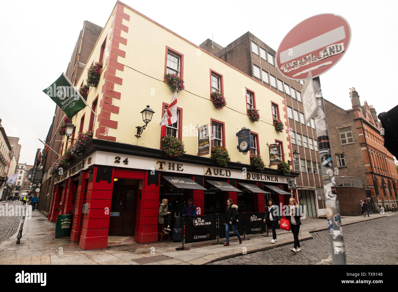 The Auld Dubliner pub on Fleet Street in Temple Bar in Dublin, Ireland ...