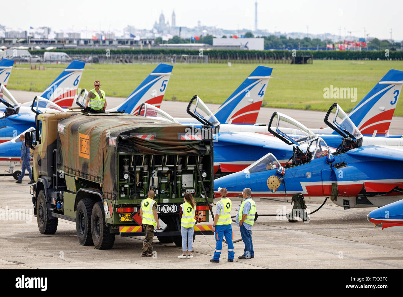 Mechanic refueling jet aircraft hi-res stock photography and images - Alamy