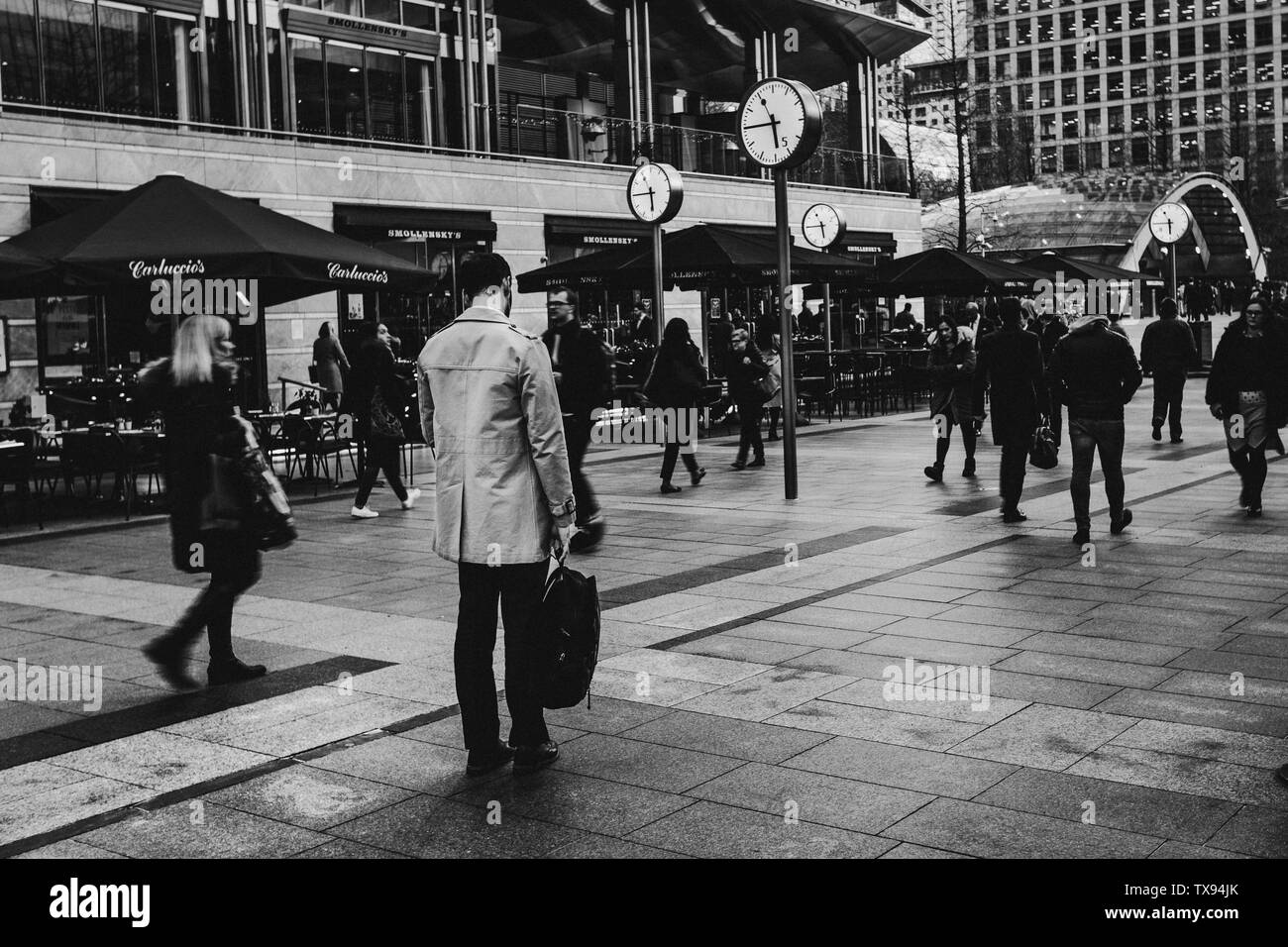 Business people and commuters in Canary Wharf, the financial district ...