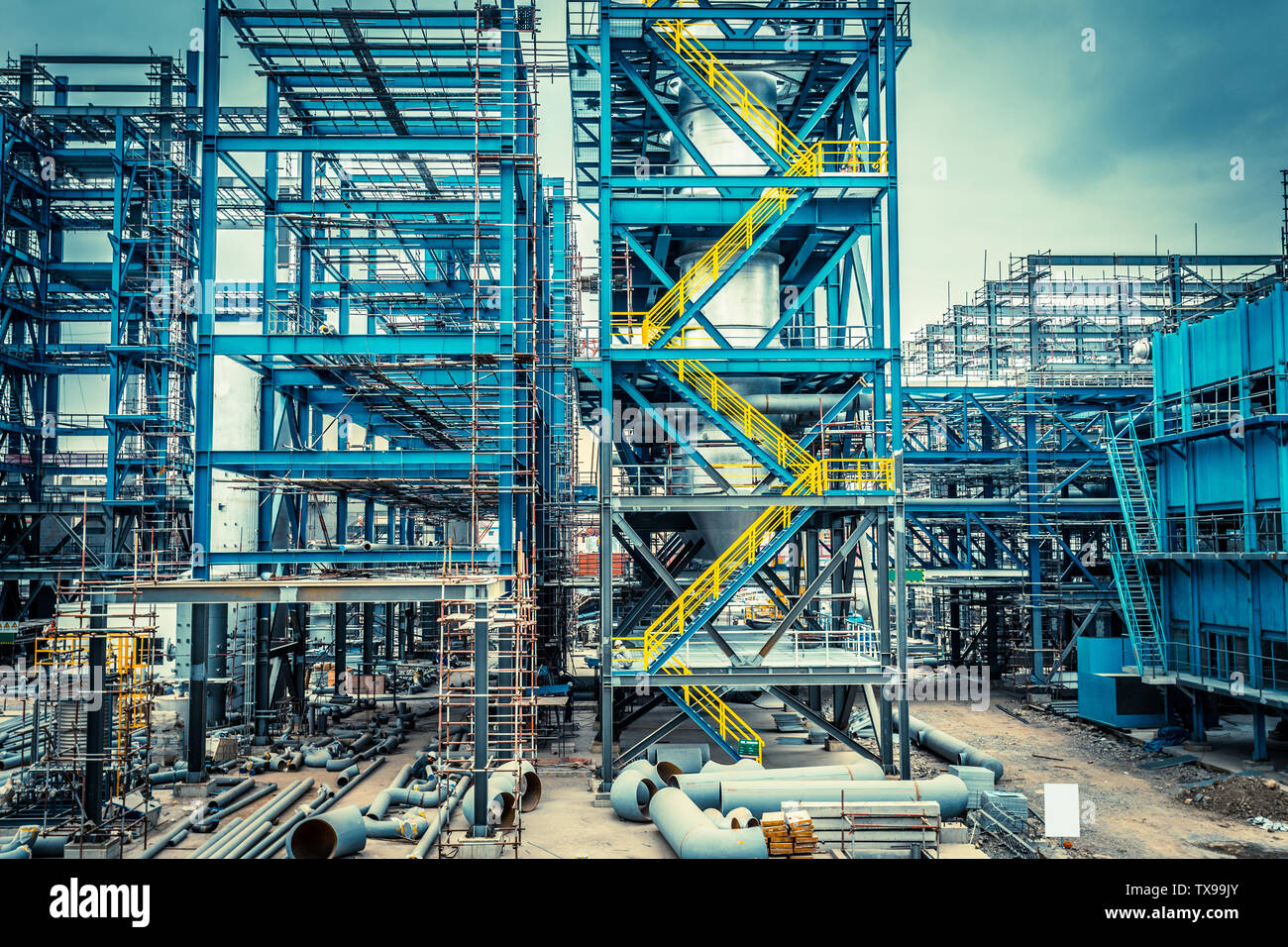 Oil refinery grinding pipe hi-res stock photography and images - Alamy