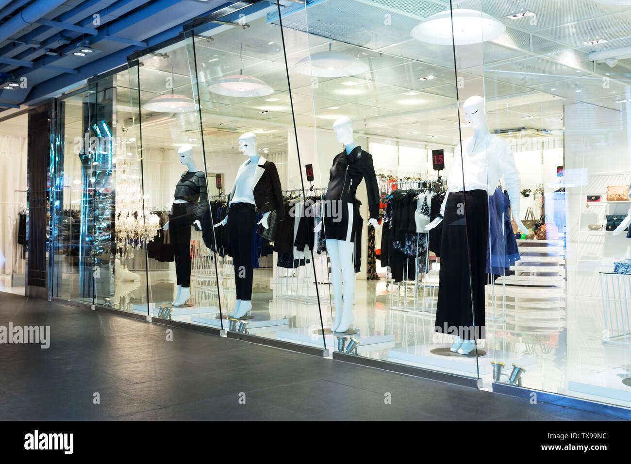 Business exhibition and commuter hi-res stock photography and images ...