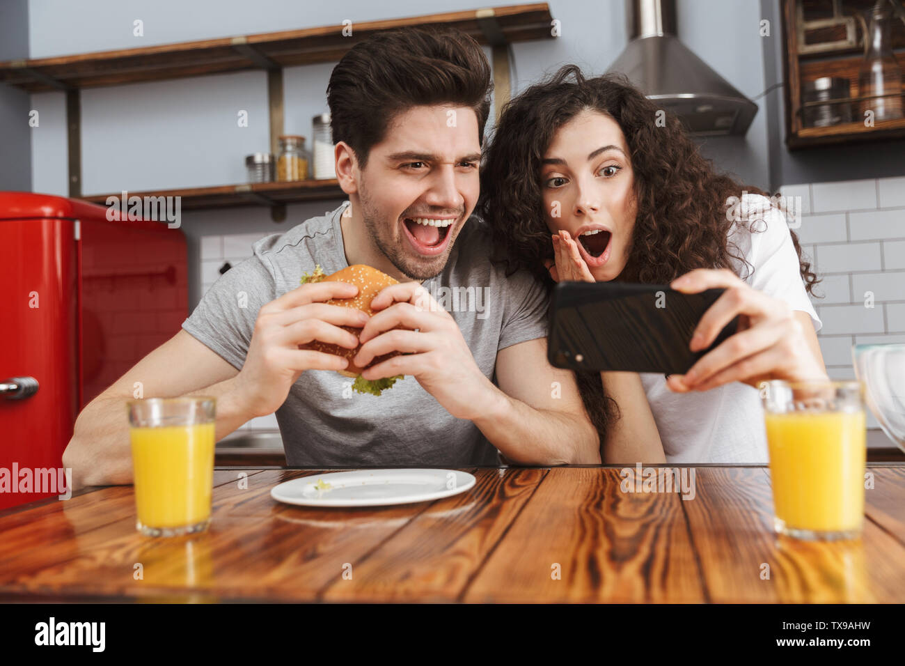 Using phone while eating family hi-res stock photography and images - Alamy