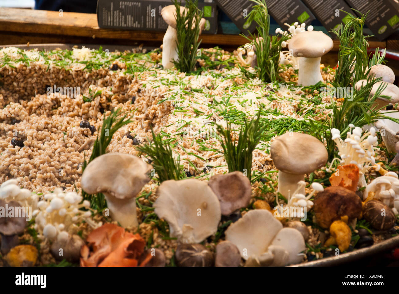 Fresh produce large market hi-res stock photography and images - Alamy