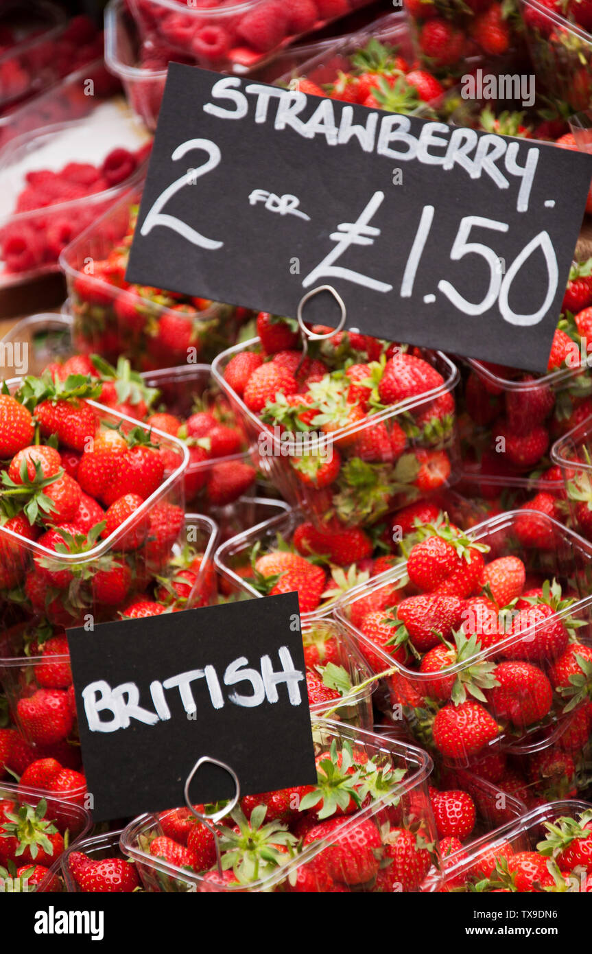 Strawberry punnet hi-res stock photography and images - Alamy