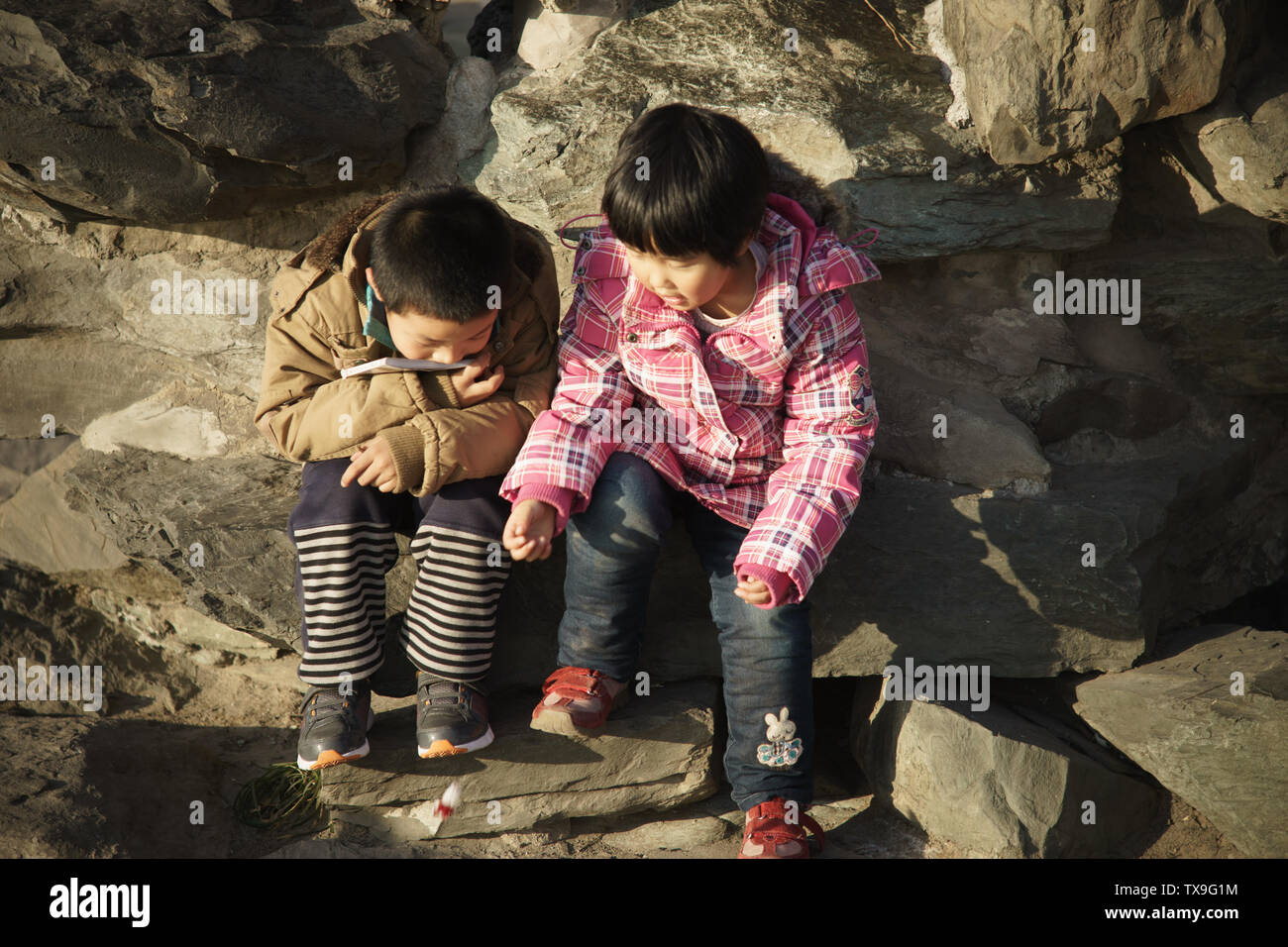 Three children two climbing hi-res stock photography and images - Alamy