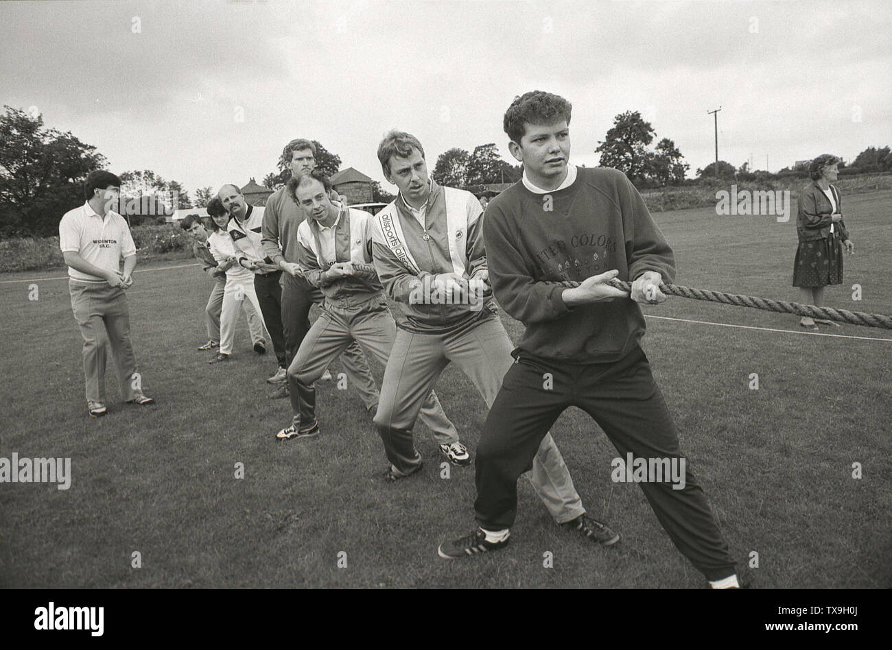 Men pull on rope hi-res stock photography and images - Alamy