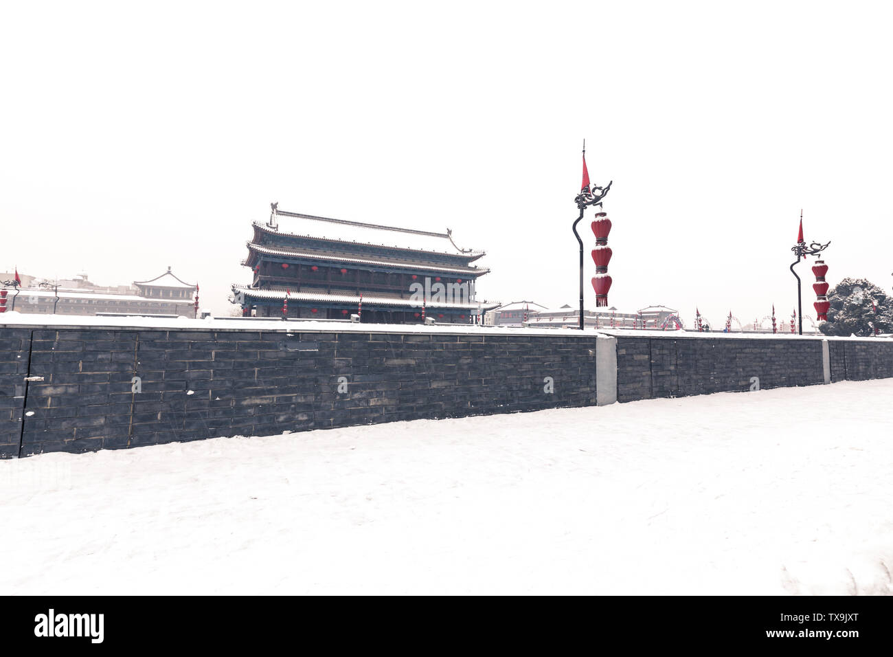 Scenery of the corner tower of Yongning Gate, the city wall of Xi'an ...