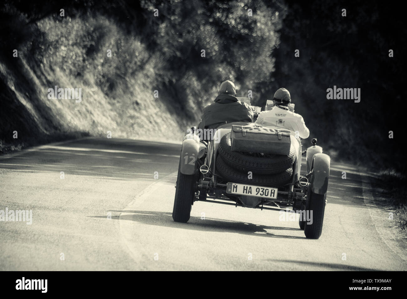 O.M. 665 S SUPERBA 2200 1931 on an old racing car in rally Mille Miglia ...