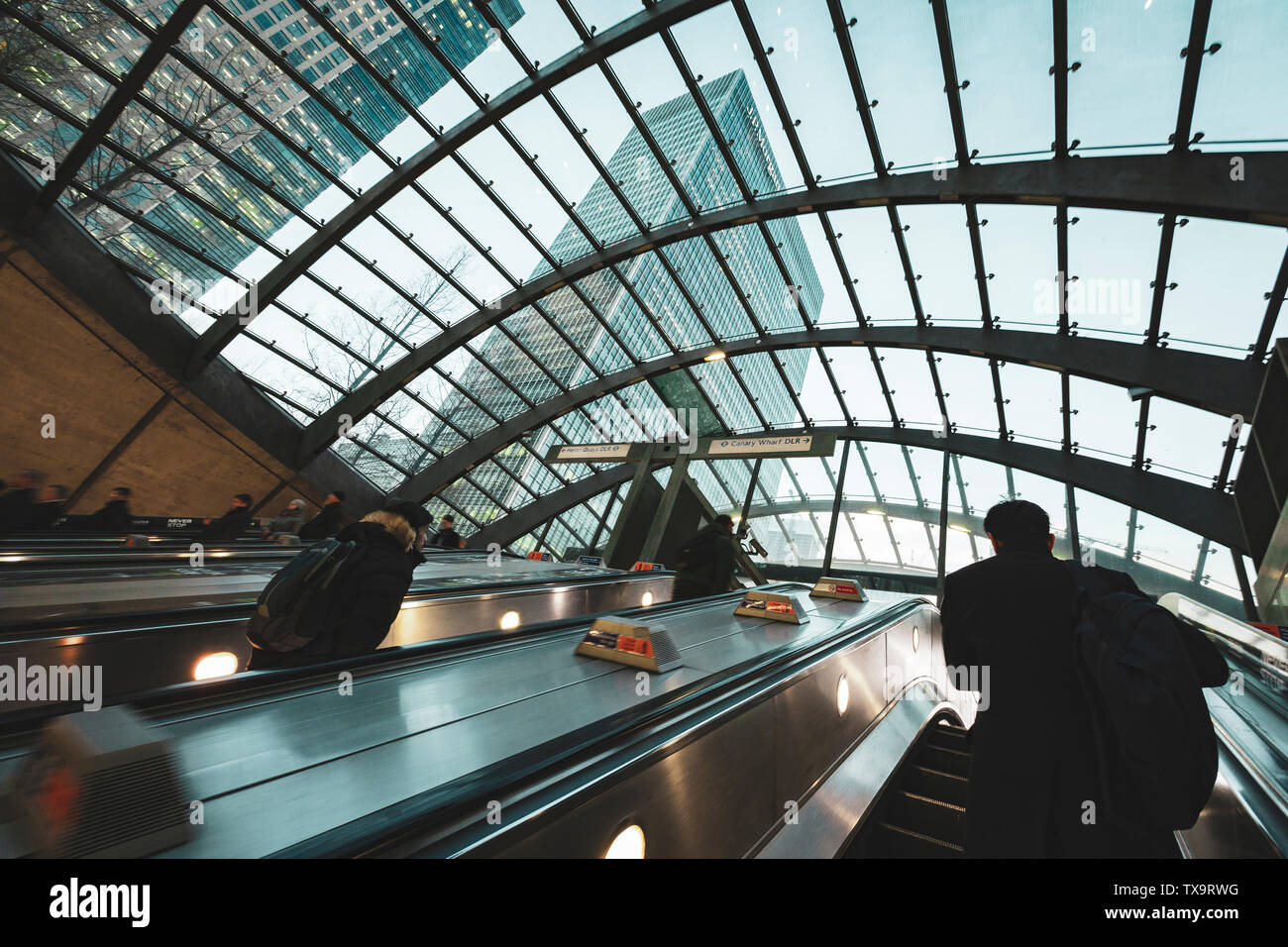 Business people and commuters at the entrance of Canary Wharf Tube ...