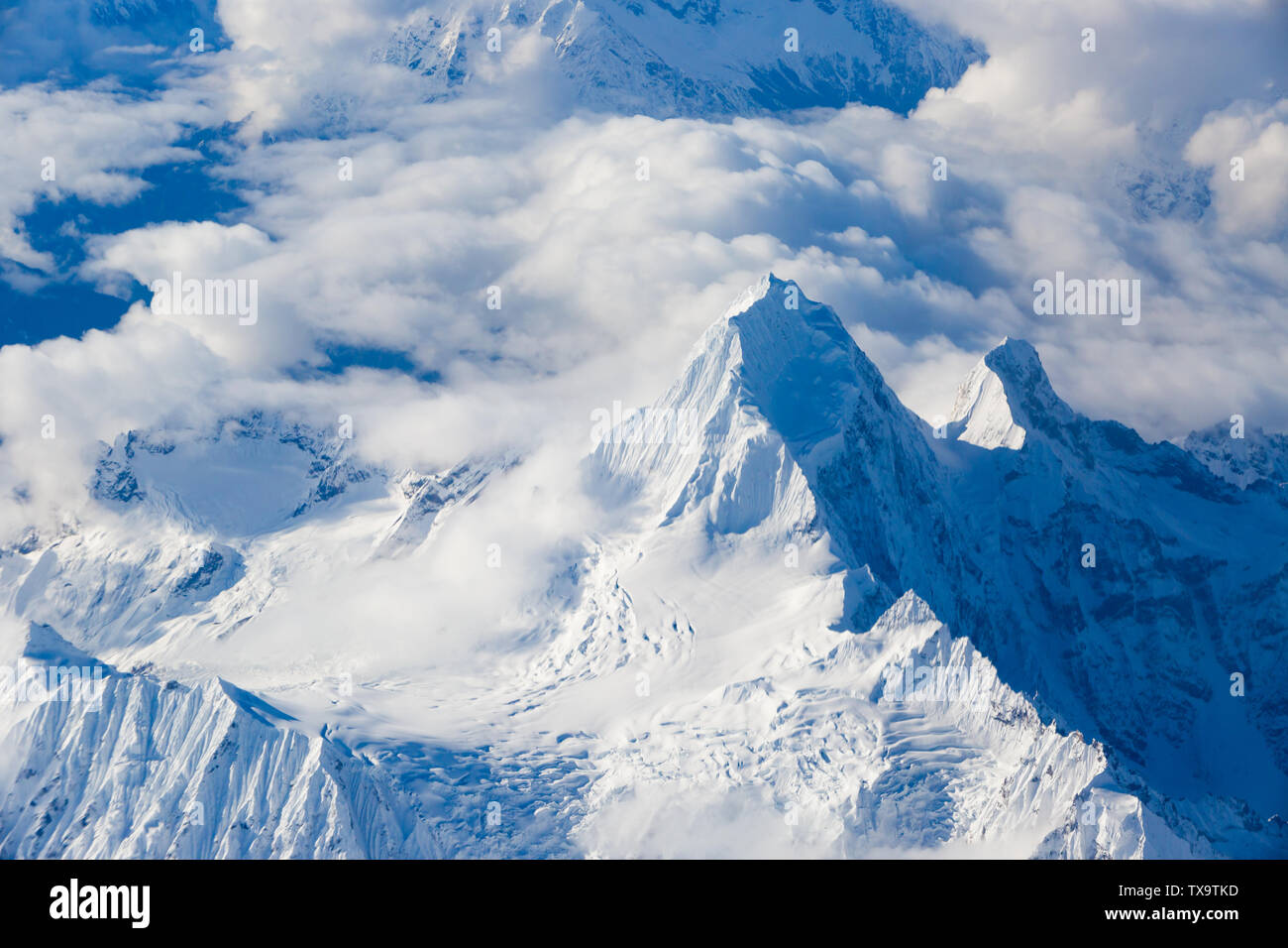 The Chengdu flight to Lhasa, Tibet passes through Nianqing Tangula ...