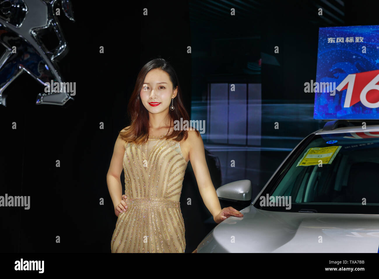 Fashion model shopping car hi-res stock photography and images - Alamy