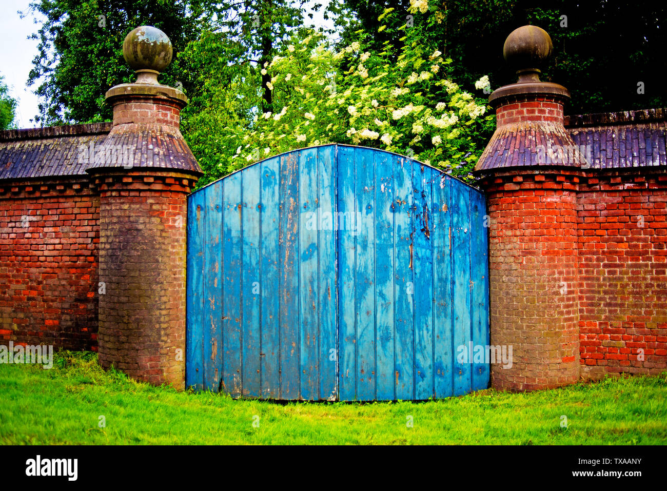 Helperby hall wall and gate hi-res stock photography and images - Alamy