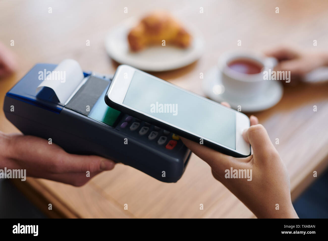 Contactless payment in restaurant smartphone hi-res stock photography ...
