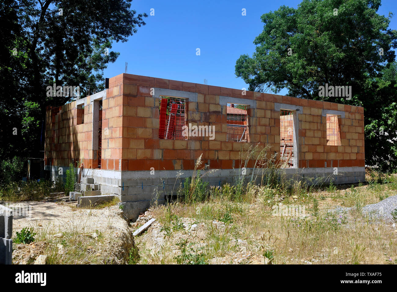 Construction of a stopped and abandoned house Stock Photo - Alamy