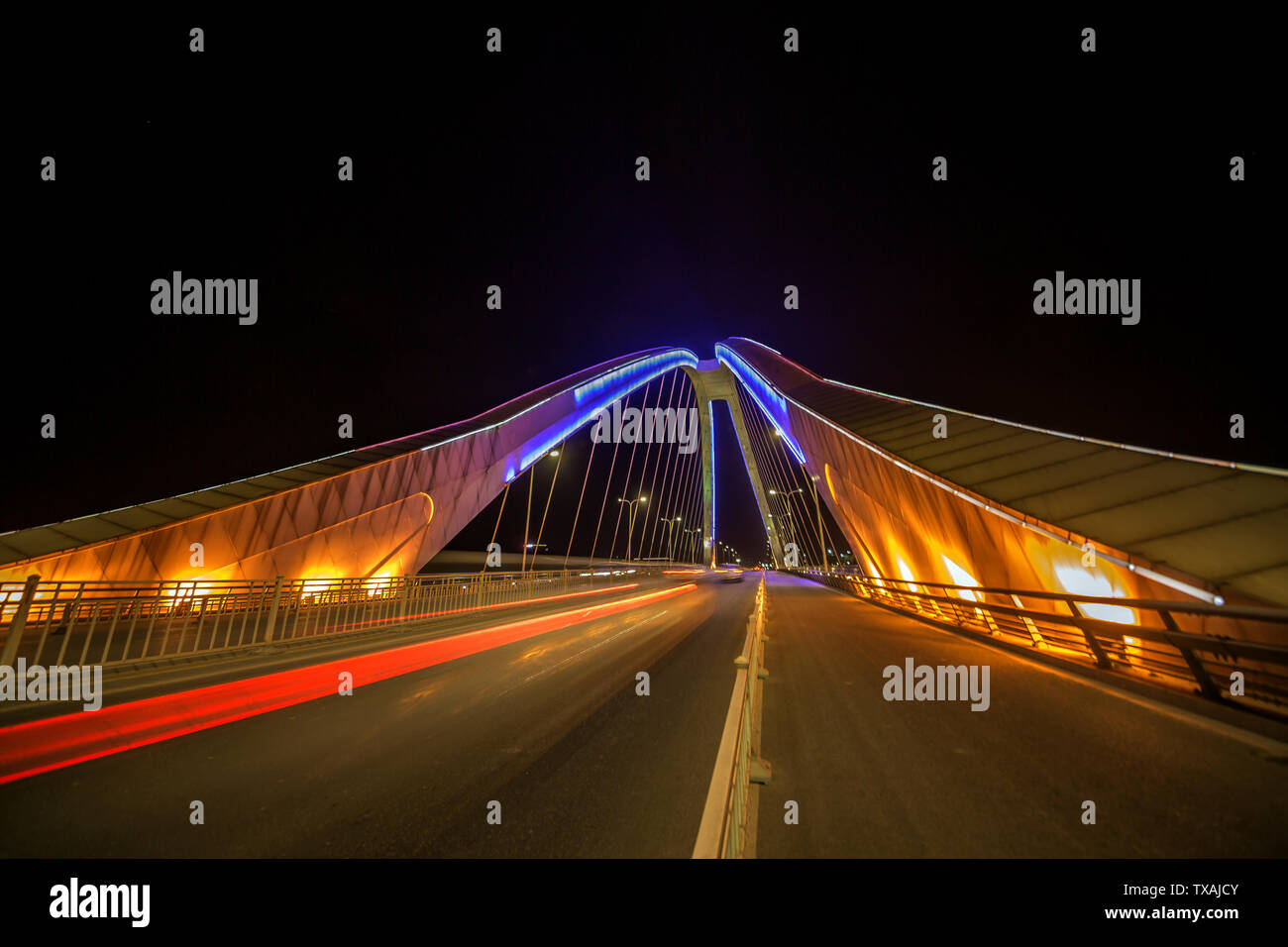 Bridges and transportation systems hi-res stock photography and images ...