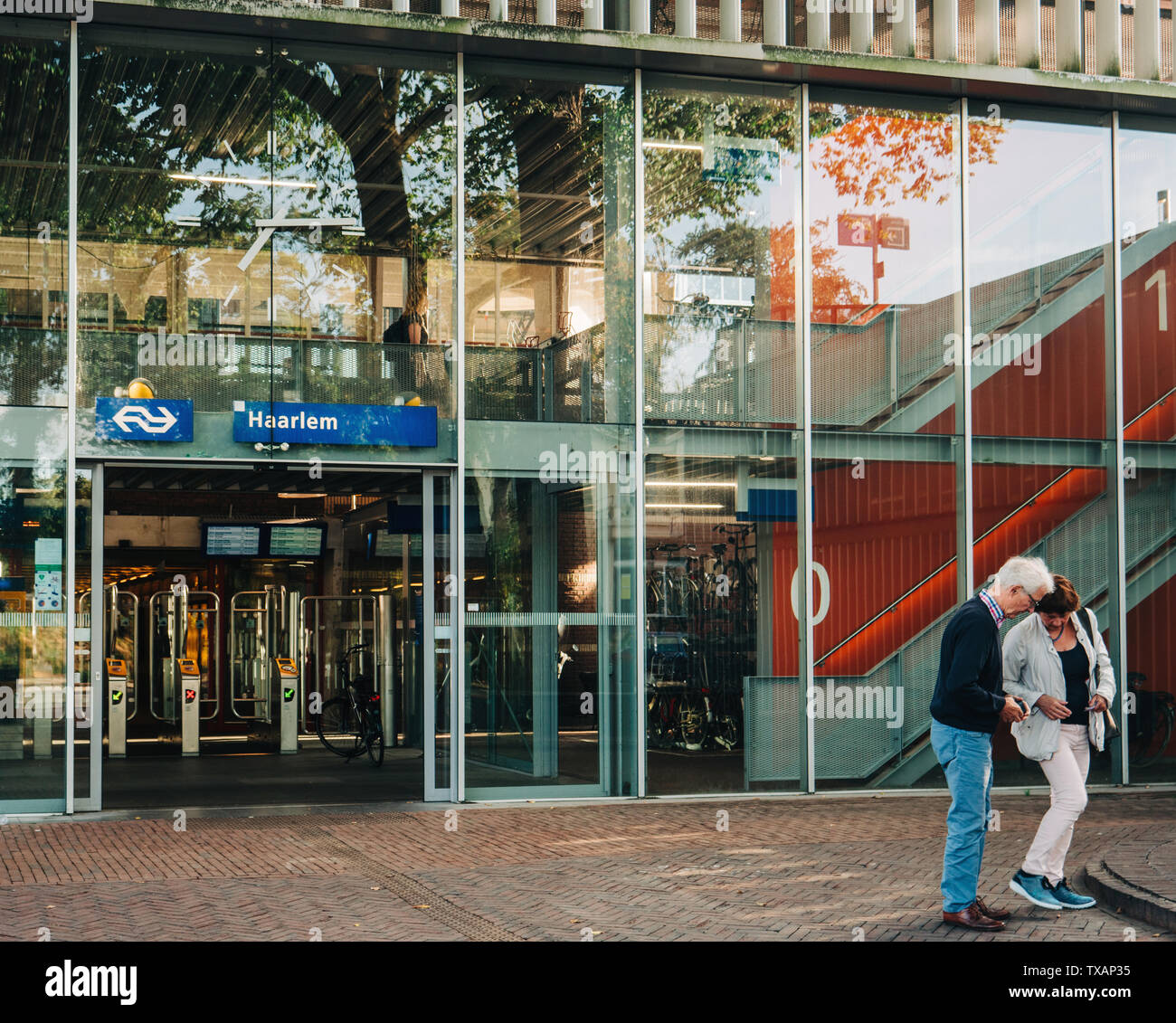 Train platform haarlem railway station holland rail hi-res stock ...