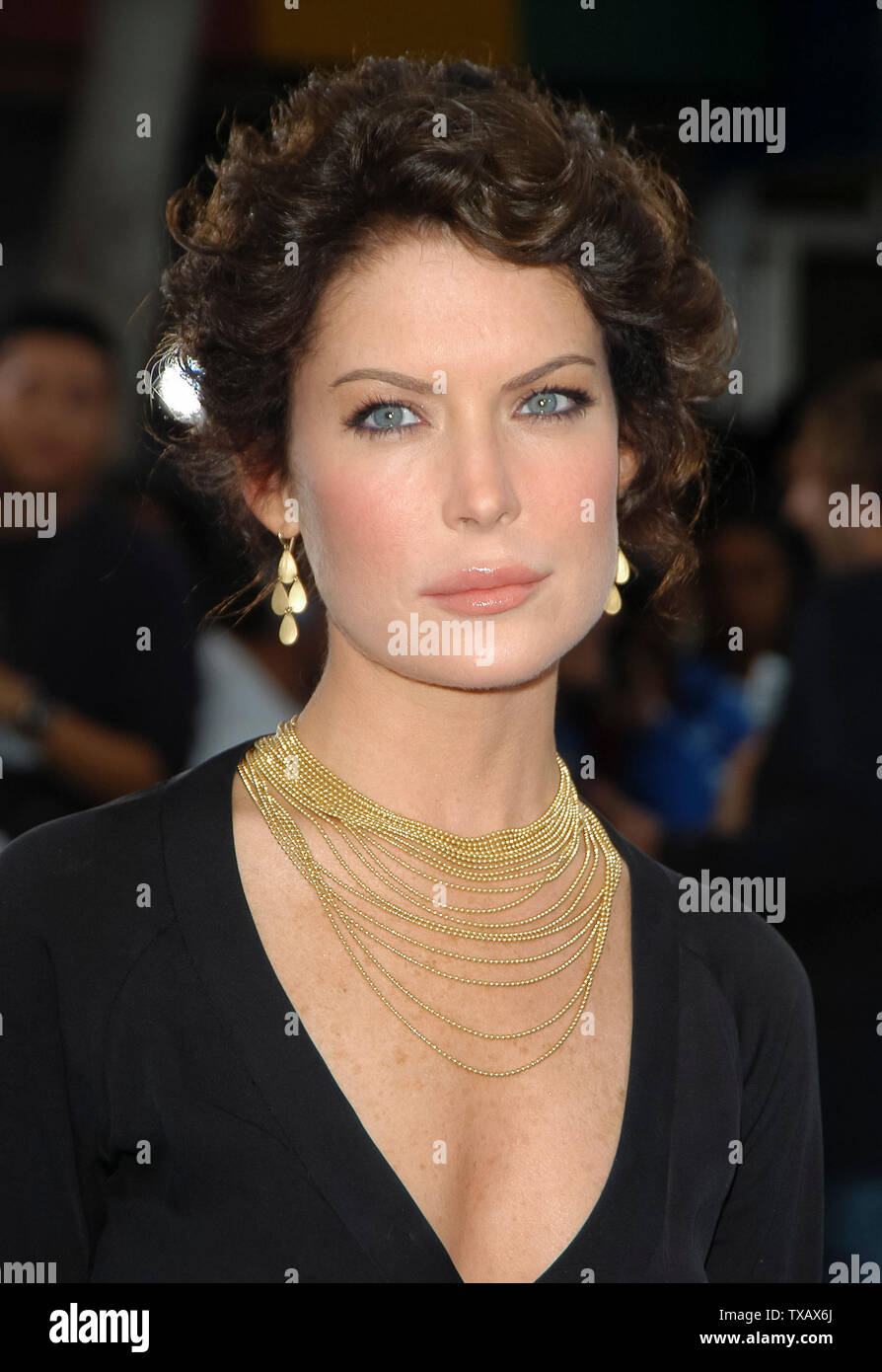 Lara Flynn Boyle at The World Premiere of "I, Robot" at the Mann ...
