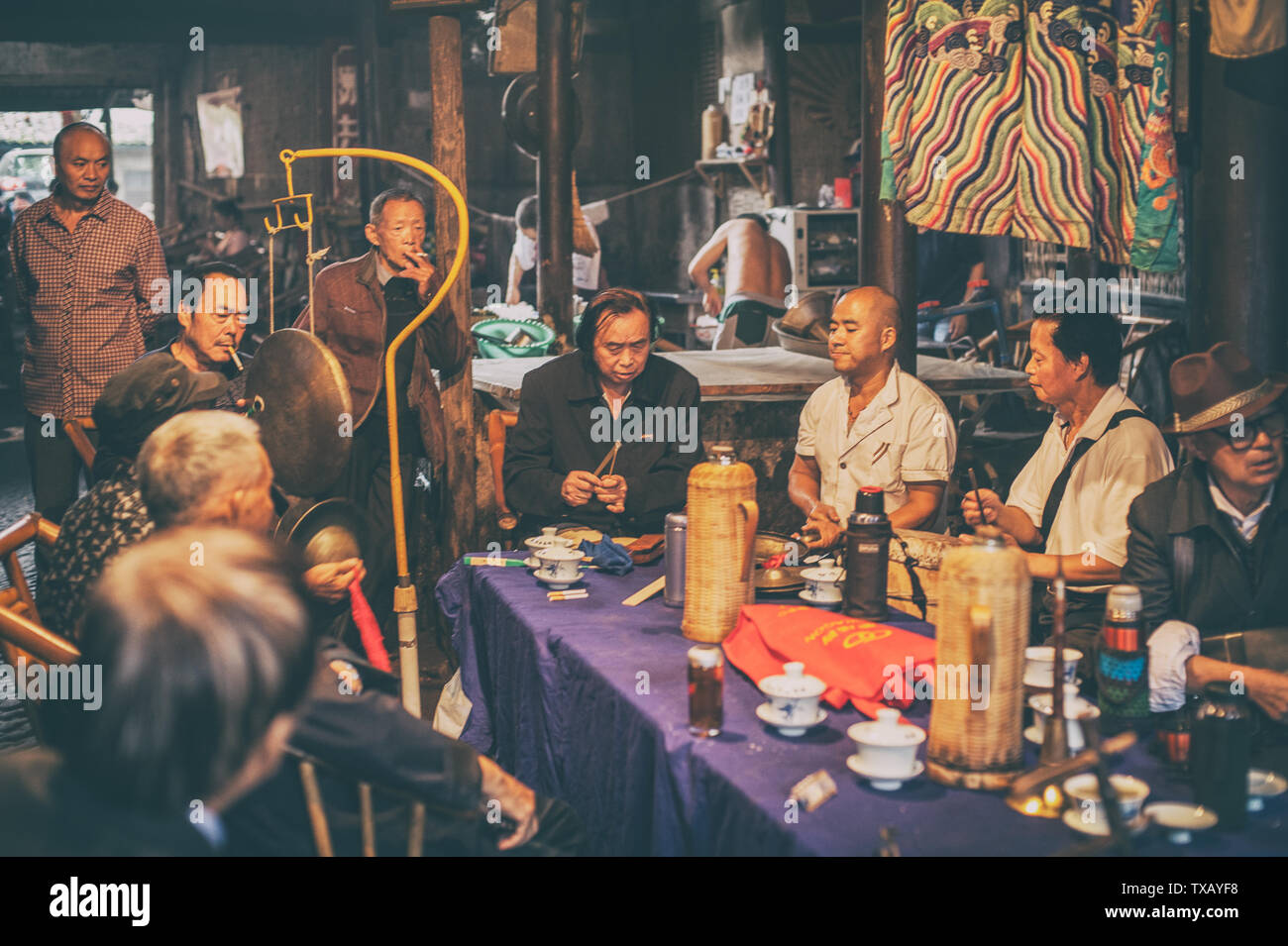 Chengdu Pengzhen Guanyin Pavilion old teahouse, around drum play Stock ...