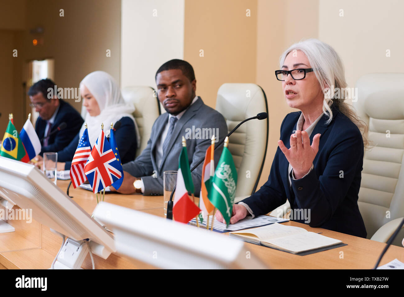 Woman points american flag hi-res stock photography and images - Alamy