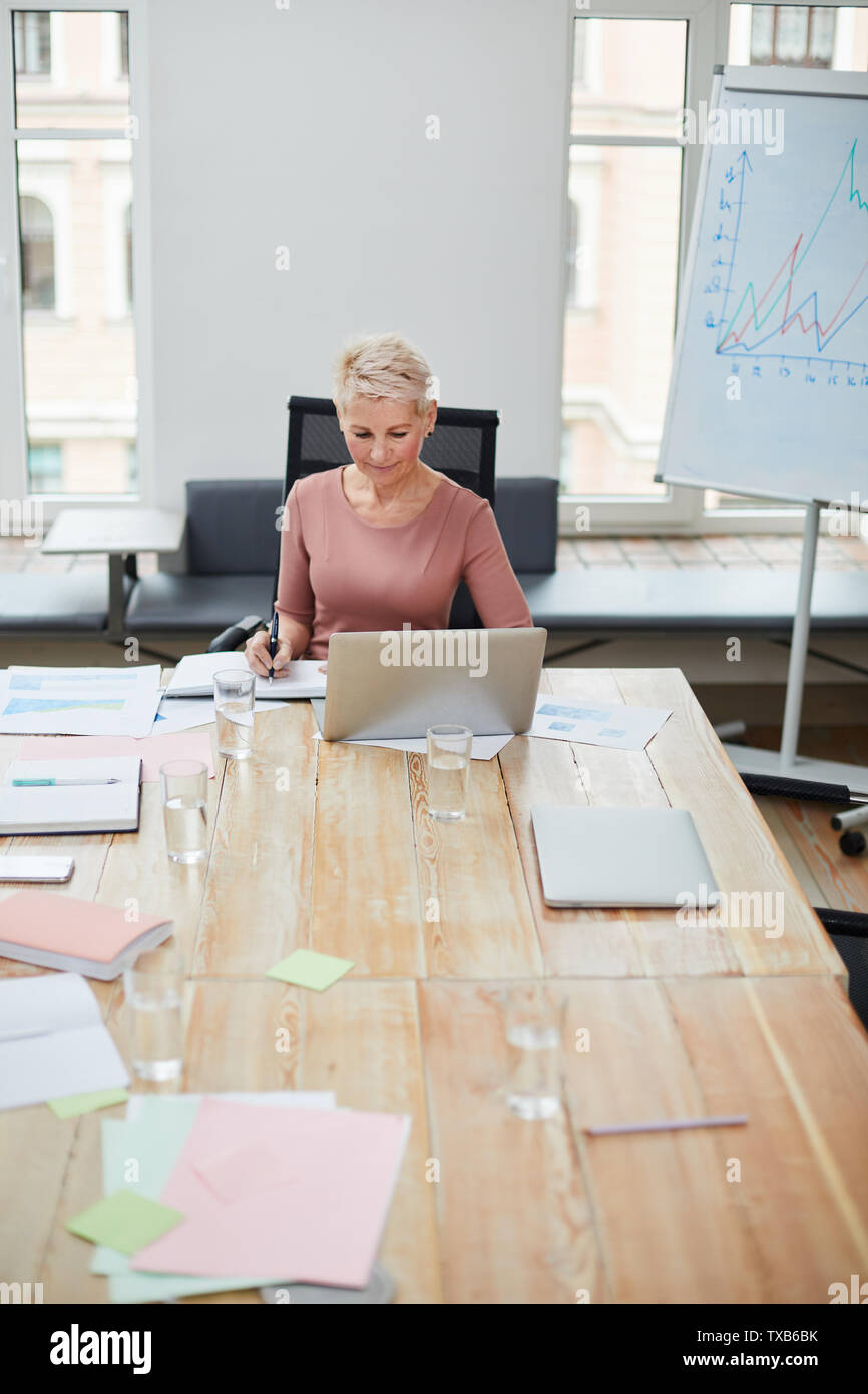 Mature female boss hi-res stock photography and images - Alamy