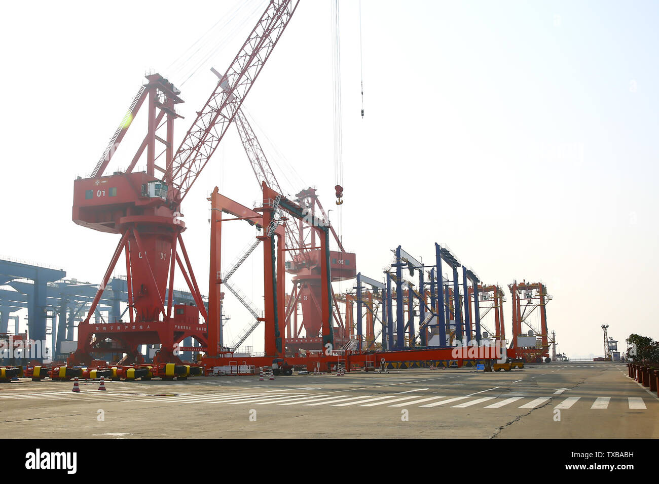 Dragon gate crane track crane Stock Photo - Alamy