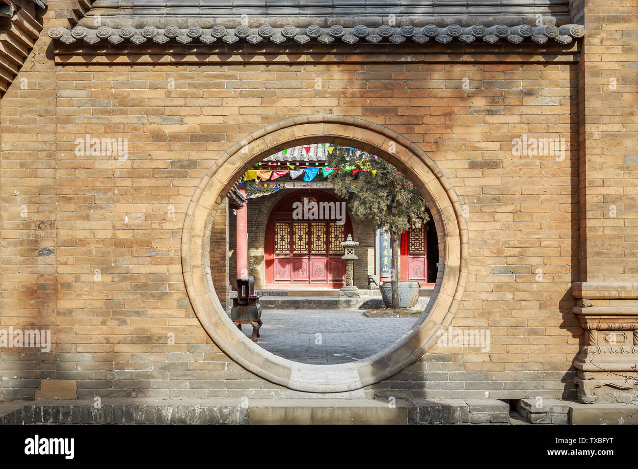 The Moon Gate in the Ciyun Temple in Pingyao Stock Photo - Alamy