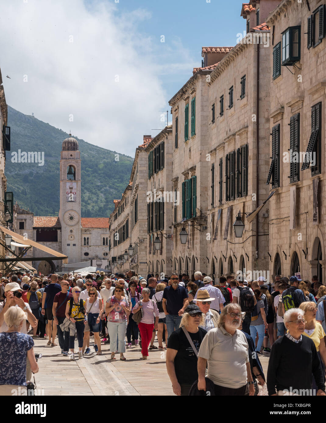 Overcrowding tourist destination hi-res stock photography and images ...