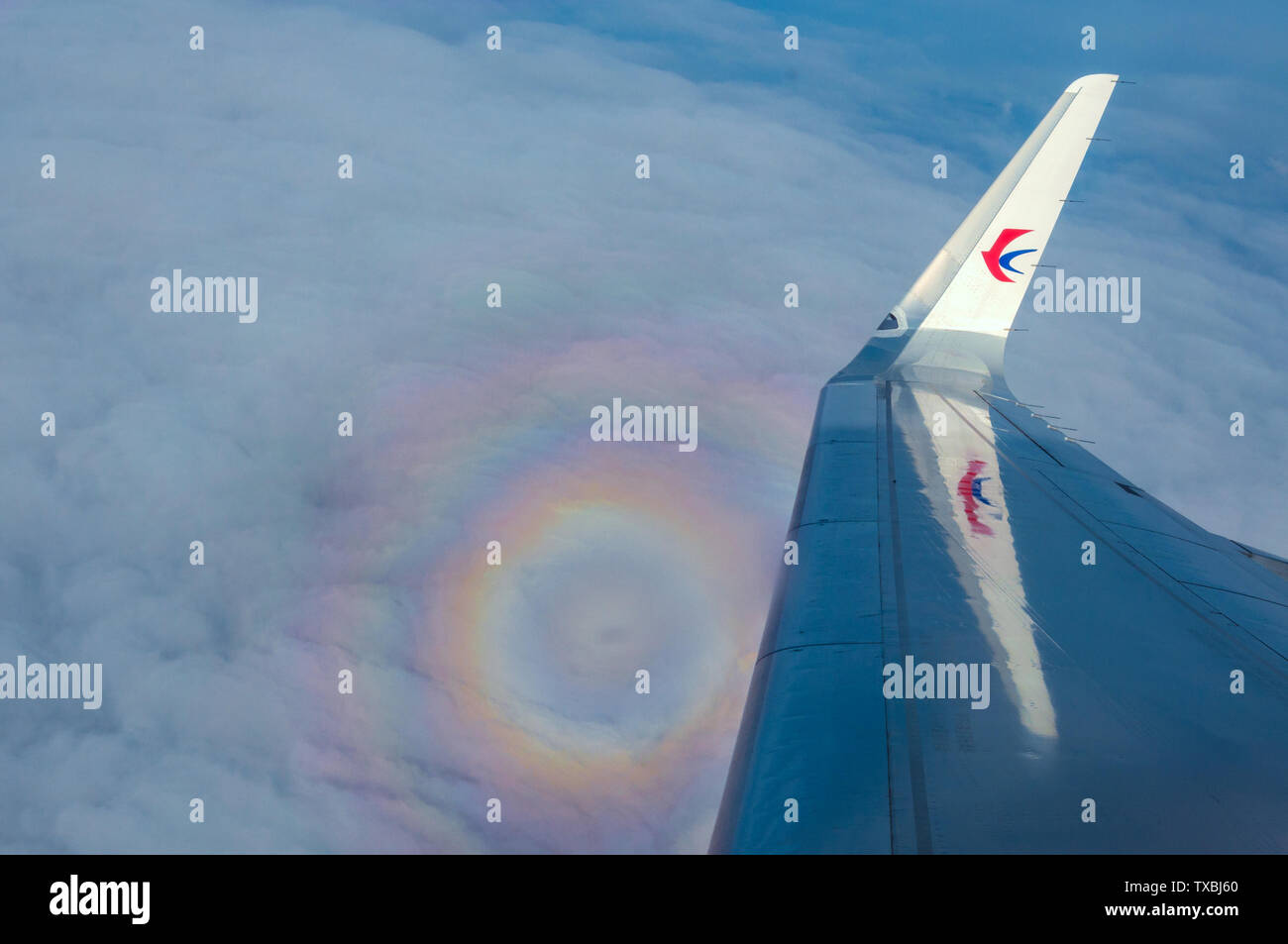 Rainbow wing, a round rainbow that appears on the edge of the wing ...