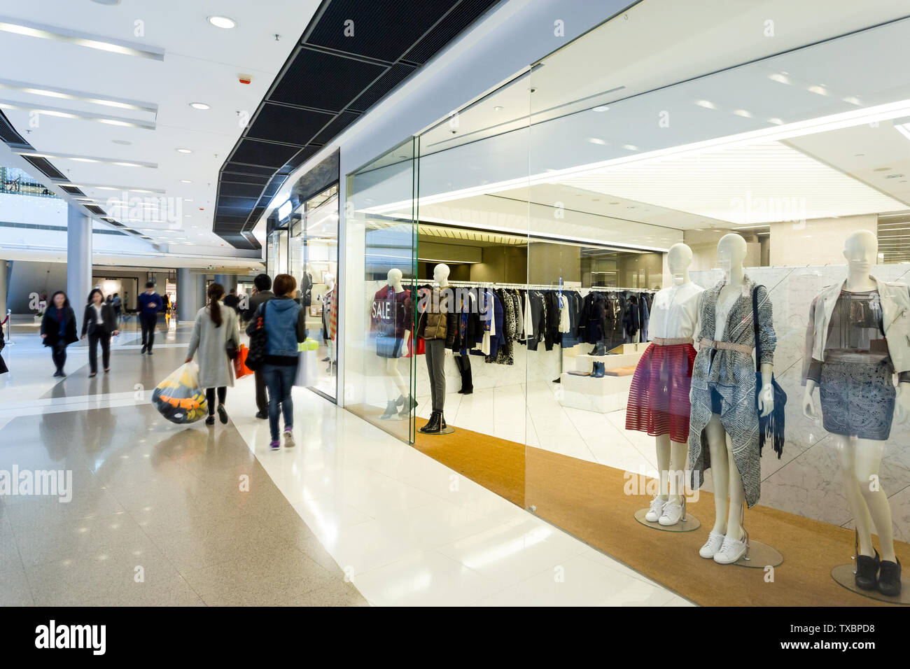 fashion shop display window and clothes Stock Photo - Alamy