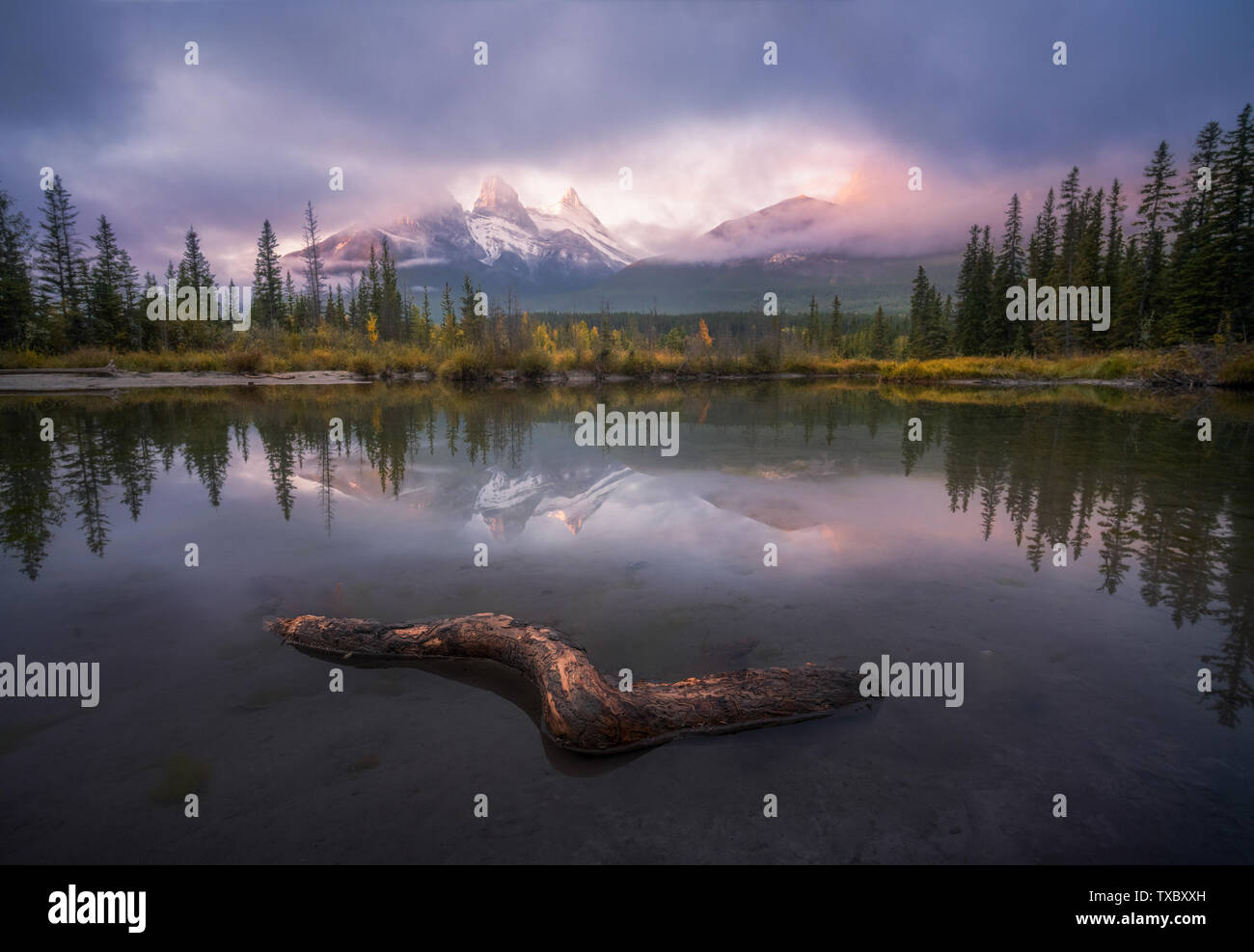 Canadian lakes and rivers hi-res stock photography and images - Alamy