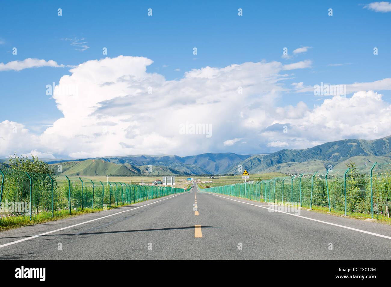 Asphalt no one in the countryside nature hi-res stock photography and ...